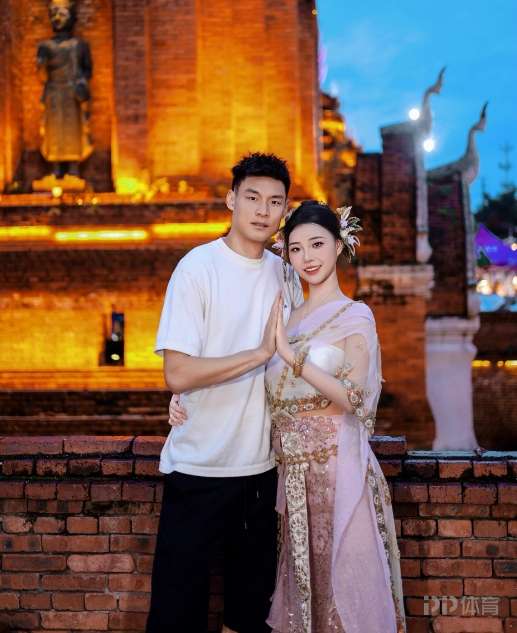 恭喜！蓉城后卫韩鹏飞圣诞节与妻子领结婚证-24直播网